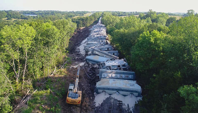 Video: Union Pacific train carrying sand derails south of Mercer