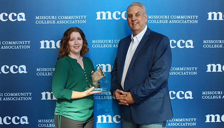 Kelly Claycomb receives Governor’s Award for Excellence in Teaching at MCCA