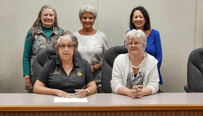Mayor Jackie Soptic signs proclamation for Constitution Week
