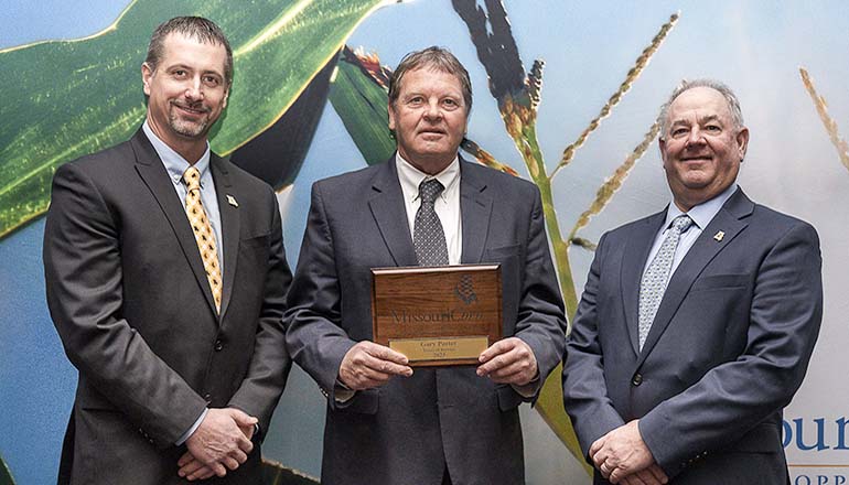 Missouri Corn Growers honors Mercer farmer Gary Porter
